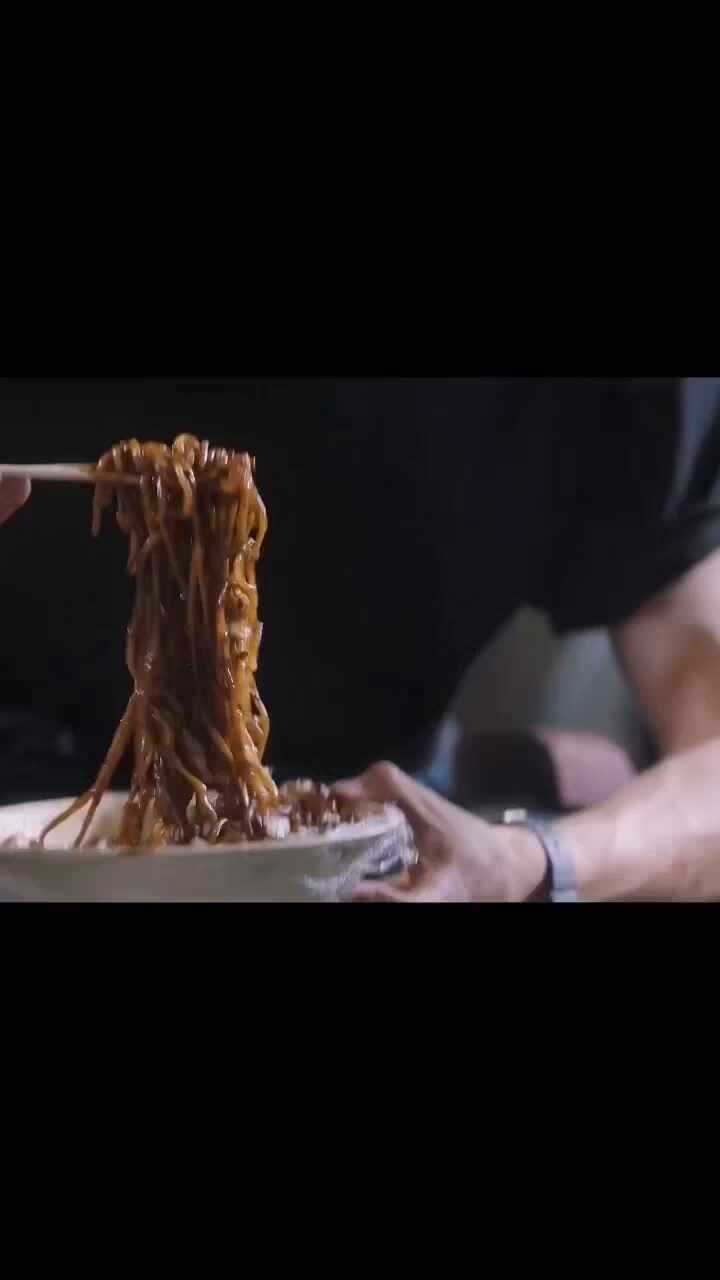 짜장면 먹방의 전설이 되었다. | KREAM