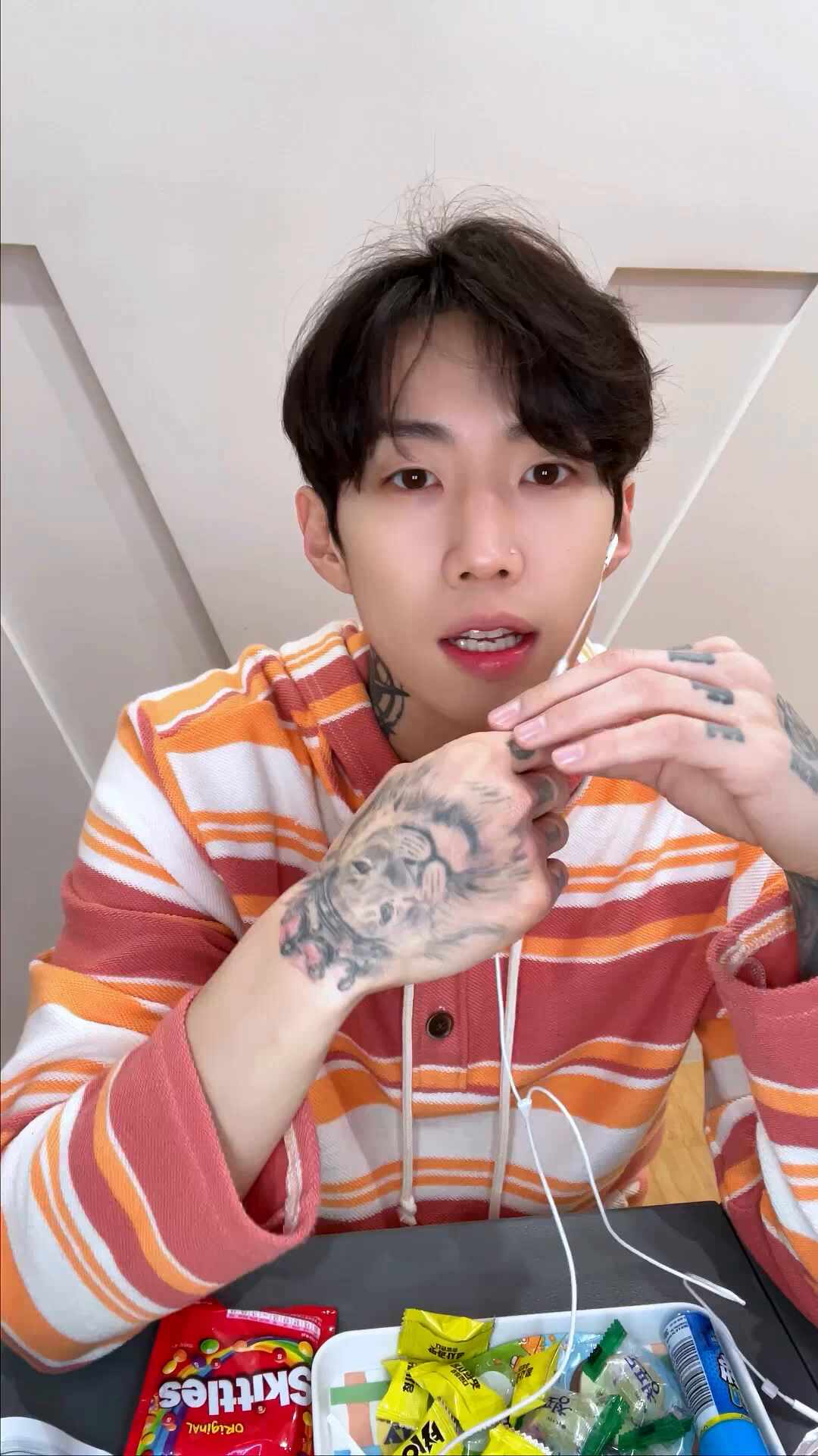 재범씨가 말아주는 사탕 ASMR | KREAM