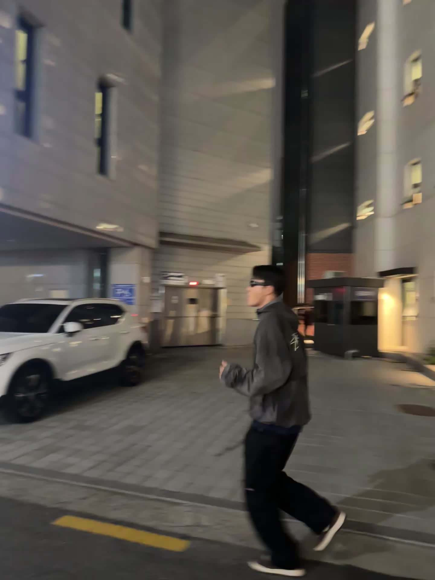 아이엠 ___llll___v (@___llll___v) 님의 게시물 | KREAM